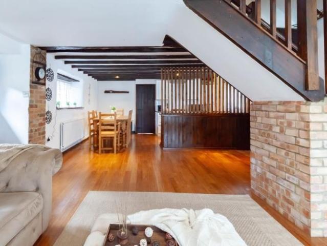 2 bedroom cottage to rent