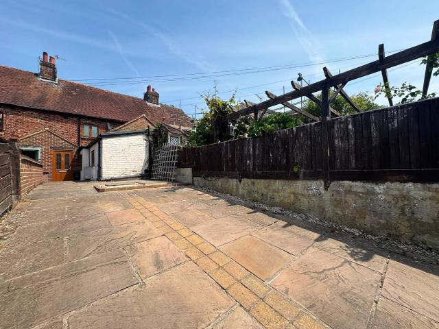 2 bedroom cottage to rent