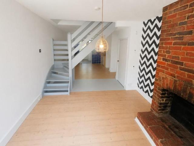2 bedroom cottage to rent
