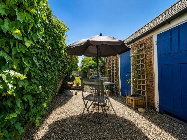 2 bedroom cottage to rent