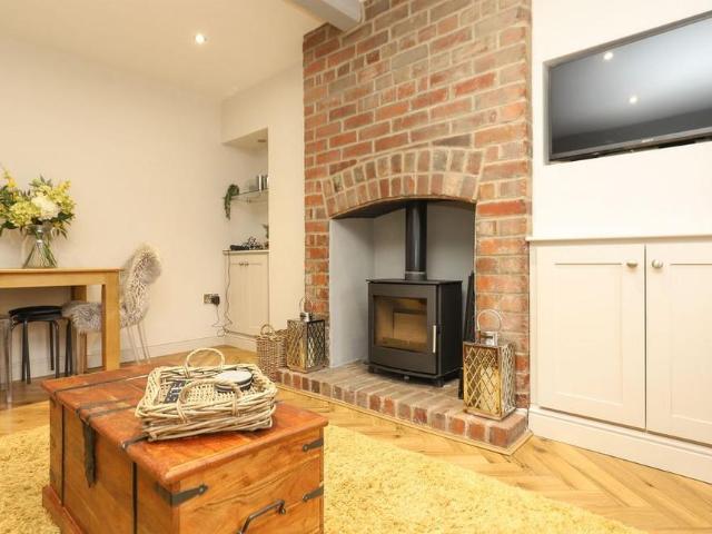 2 bedroom cottage to rent
