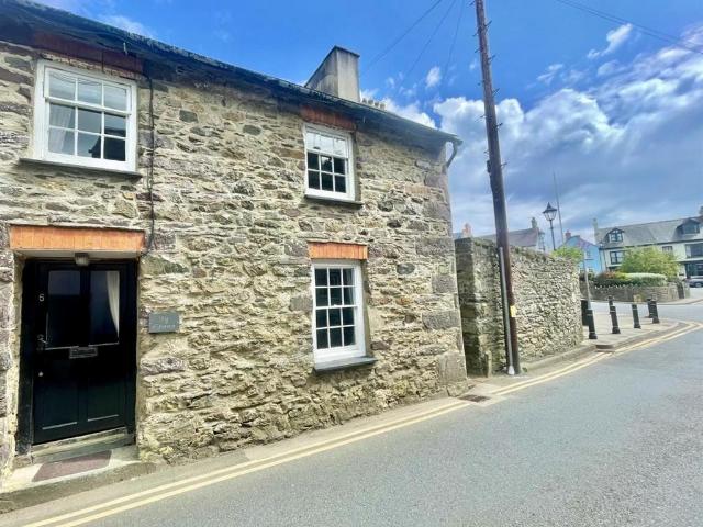 2 bedroom cottage for sale