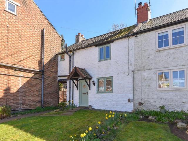 2 bedroom cottage for sale in High Street, Hardingstone, NN4