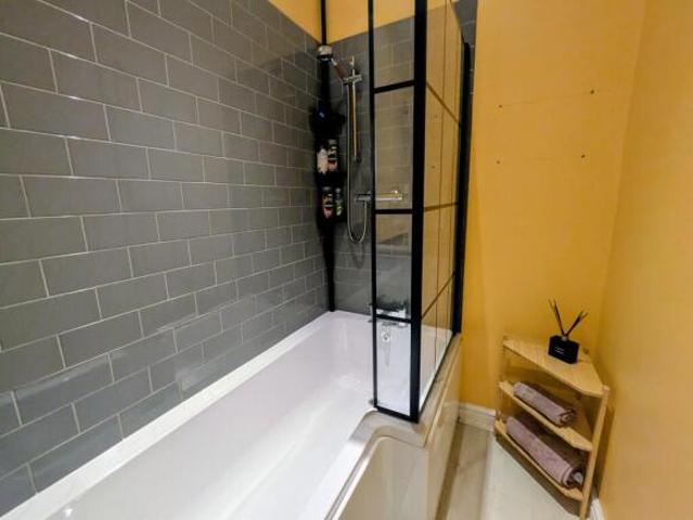 2 bedroom cottage for sale in Springfield, Bradford, BD13