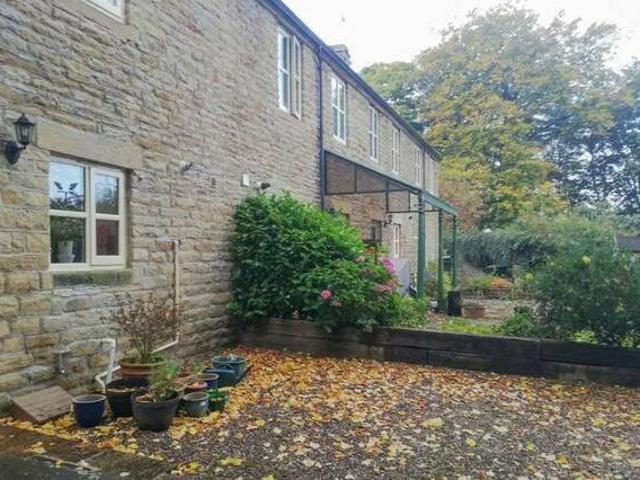2 bedroom cottage for rent in The Coach House Station Road BD20