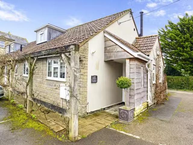 2 bedroom cottage for rent in Burton Street, Sturminster Newto.