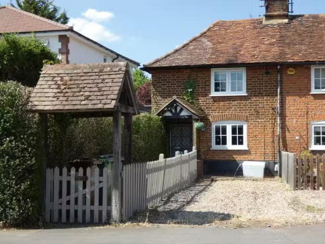 2 bedroom cottage for rent in Mount Pleasant Lane, Bricket Woo.