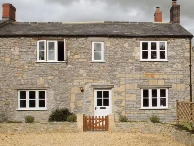 2 bedroom cottage for rent in Pretty cottage with enclosed gar.