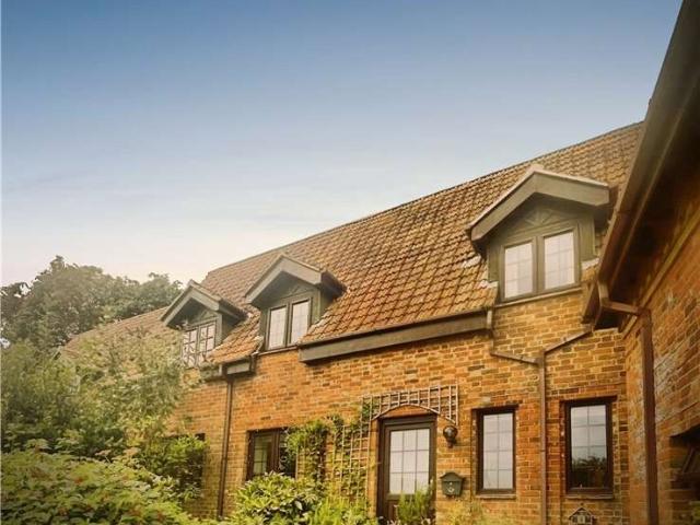 2 Bedroom Cottage House