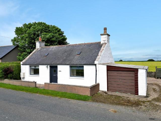 2 bedroom country house for sale