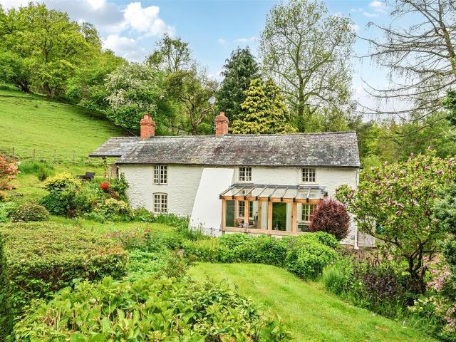 2 bedroom country house for sale