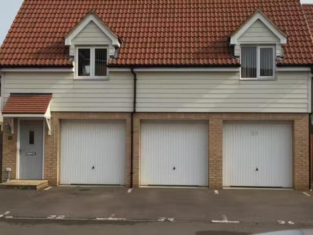 2 bedroom coach house for rent in Blenheim Close, Upper Cambou.