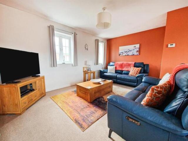 2 bedroom coach house for sale in Lindrick Close, Great Denham, MK40