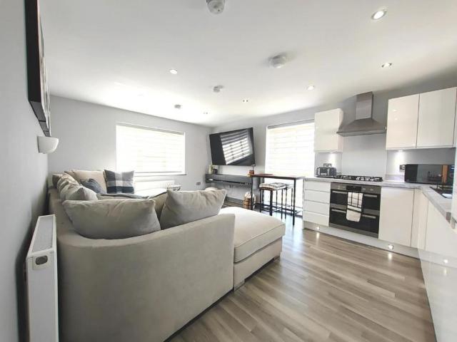 2 bedroom coach house to rent