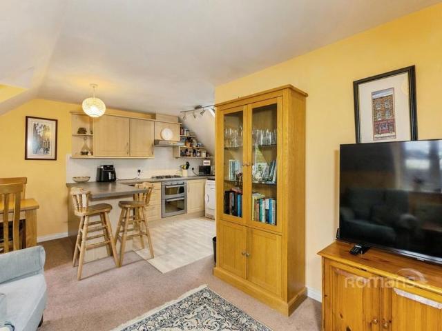 2 bedroom coach house to rent