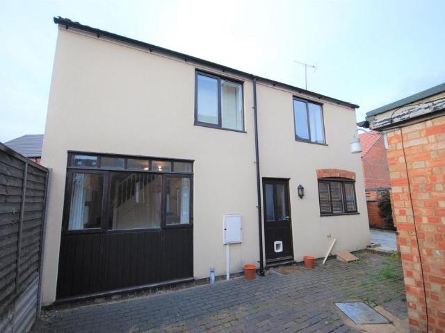 2 bedroom coach house to rent