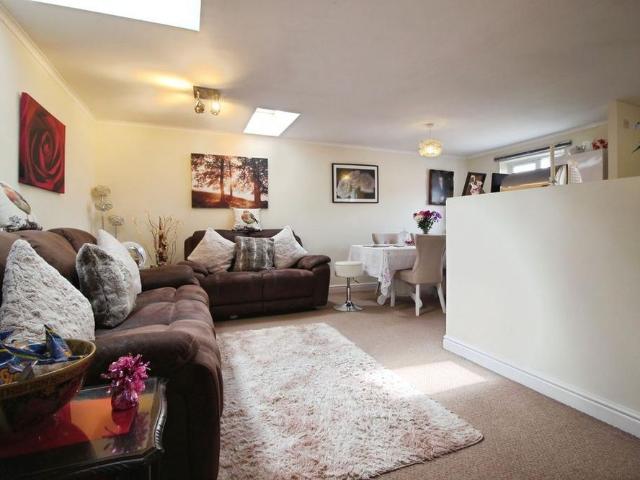 2 bedroom coach house to rent