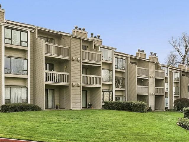 2 Bedroom Condo for Rent at 1301 S Puget Dr, Renton, WA 98055