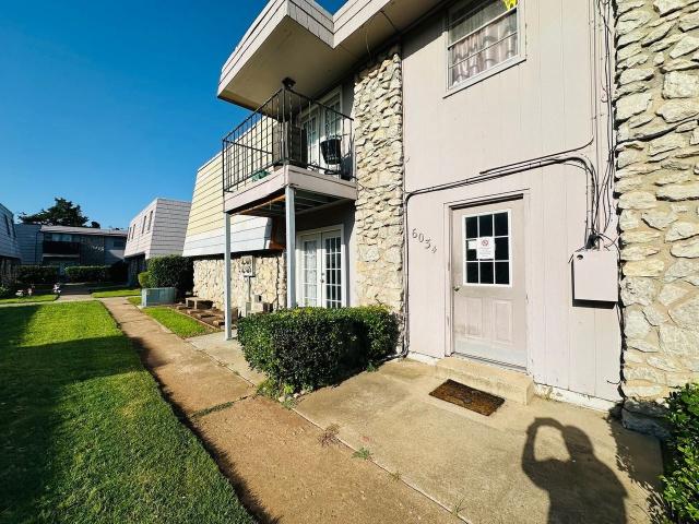 2 Bedroom Condo for Rent at 6034 Nw Expressway #B, Oklahoma City, OK 73132