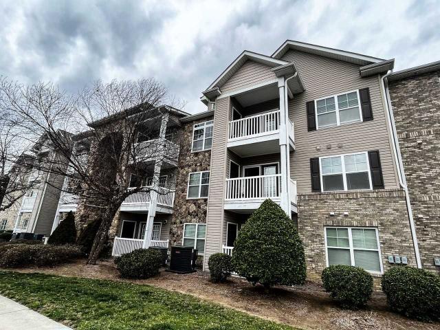 2 Bedroom Condo for Rent at 7102 W Friendly Ave, Greensboro, NC 27410