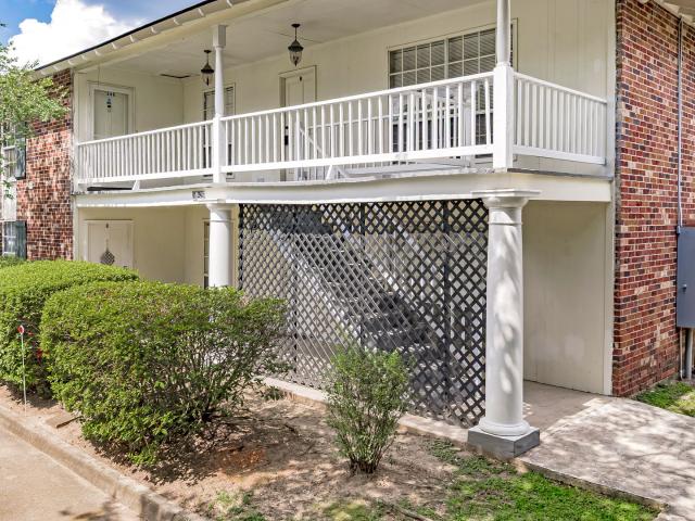 2 Bedroom Condo in Gated Community off Jefferson HWY | Community Pool