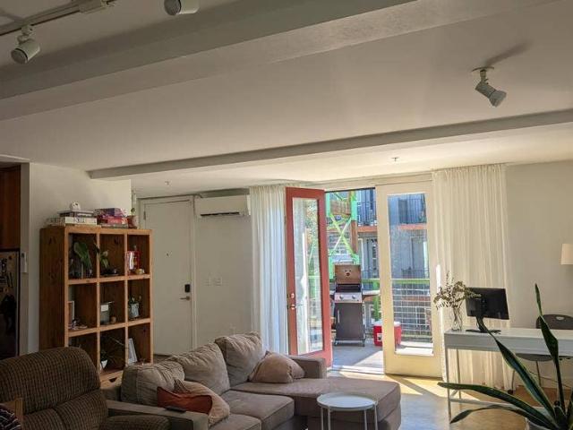 2 bedroom condo in NE Portland
