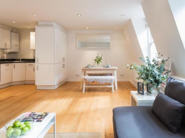 2 bedroom conversion flat with 1 reception and 2 bathrooms in Marylebone, W1U