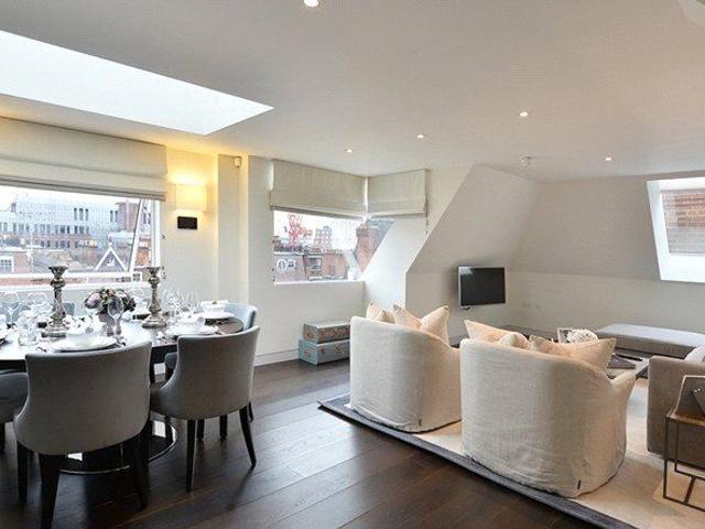 2 bedroom conversion flat with 1 reception and 2 bathrooms in Mayfair, W1K