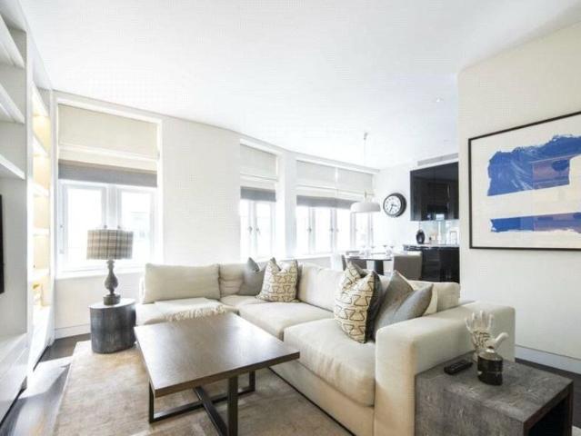 2 bedroom conversion flat with 1 reception and 2 bathrooms in Mayfair, W1K