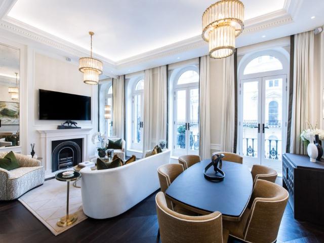 2 bedroom conversion flat with 1 reception and 2 bathrooms in London, W8