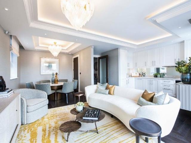 2 bedroom conversion flat with 1 reception and 3 bathrooms in Kensington, W8