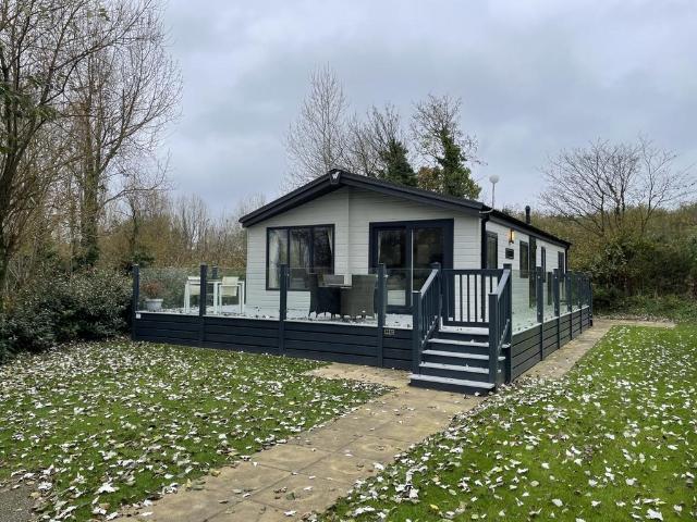 2 bedroom lodge for sale