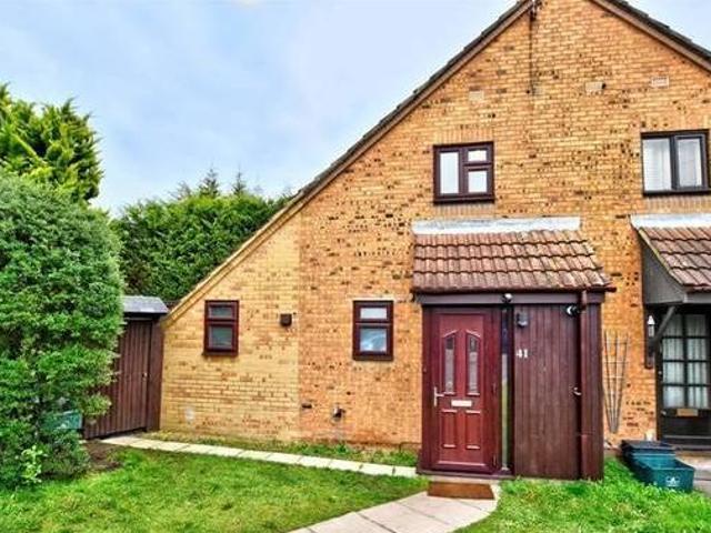 2 bedroom cluster house for rent in Willowdene Cheshunt Hertfordshire EN8