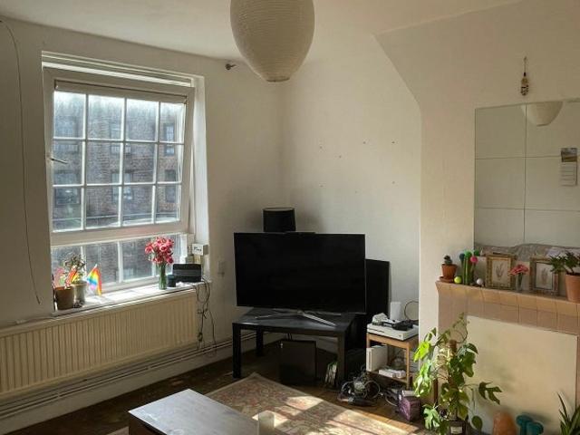 2 Bedroom Apt in an Ex local build near Old St