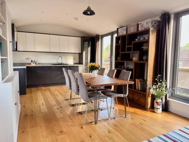 2 Bedroom Apartment Maidenhead Windsor And Maidenhead 98718160