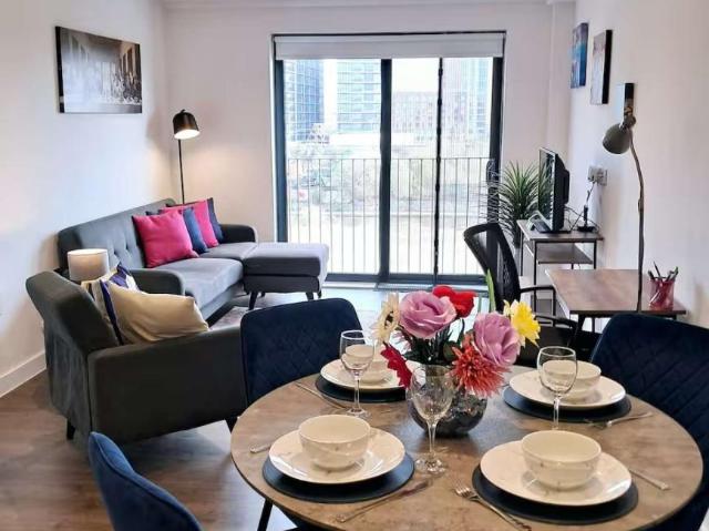 2 Bedroom Apartment Manchester Manchester 96783255