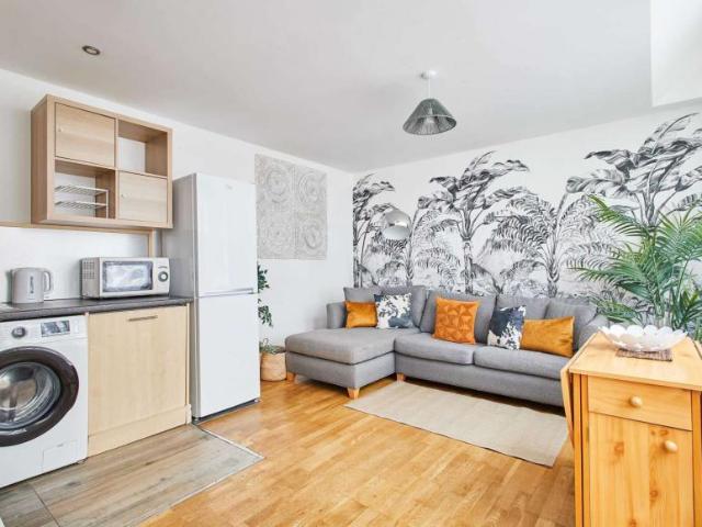 2 Bedroom Apartment Manchester Manchester LS90735710