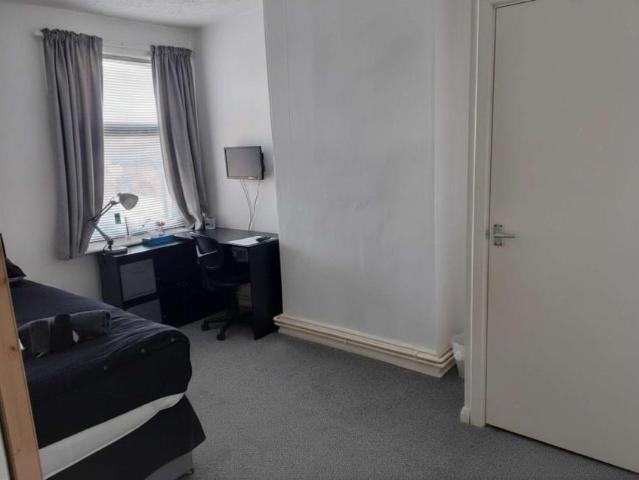 2 Bedroom Apartment Nottingham Nottingham 103427806