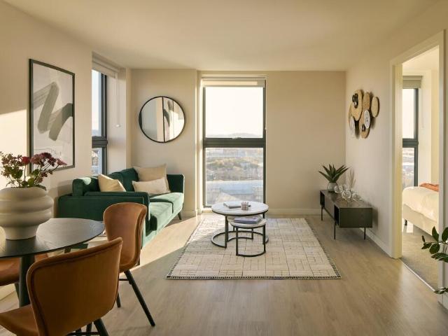 2 Bedroom Apartment at Glasgow. 2 bed apartment to rent £1,690 pcm £390 pw