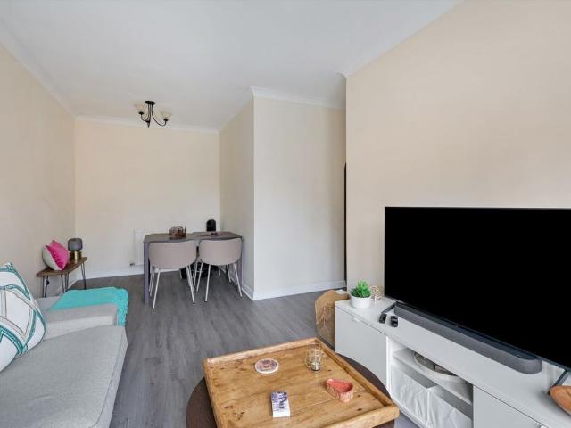 2 bedroom apartment available to rent in Cadnam Lodge, E14