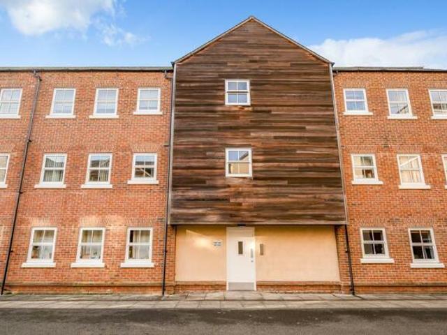 2 Bedroom Apartment Aylesbury Buckinghamshire LS100917480
