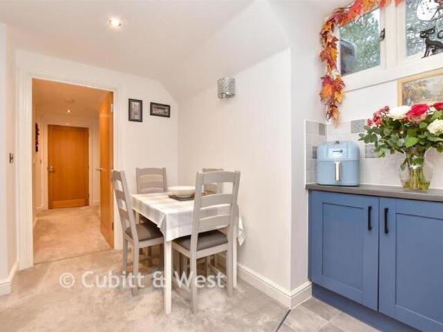 2 Bedroom Apartment Banstead Great London 99290421