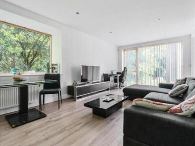 2 Bedroom Apartment Barnet Greater London 99688554
