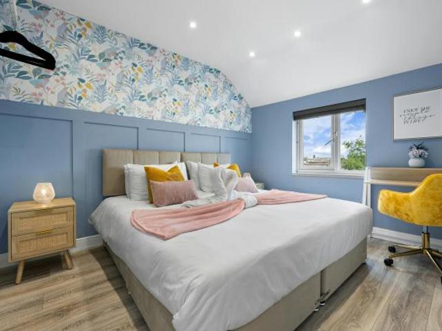 2 Bedroom Apartment Bedford Bedford 77927917