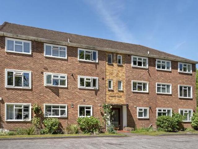 2 Bedroom Apartment Berkshire Surrey LS99735854