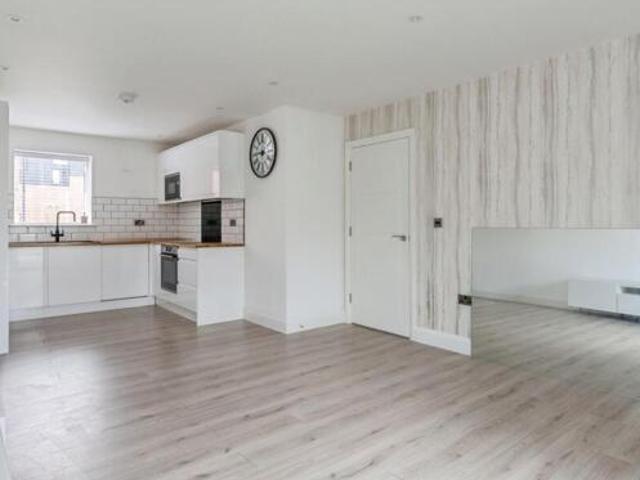 2 Bedroom Apartment Billericay Essex 100648804
