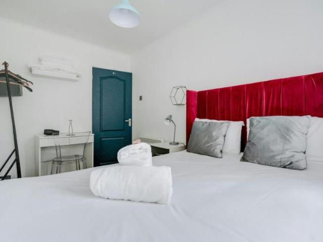 2 Bedroom Apartment Birmingham Birmingham LS99977422
