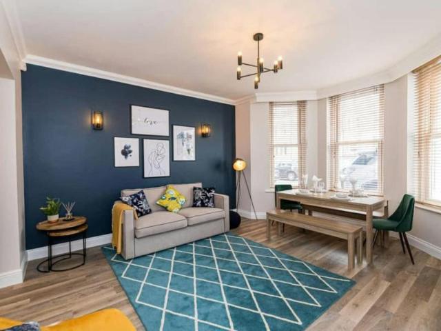 2 Bedroom Apartment Bournemouth Bournemouth 102795606