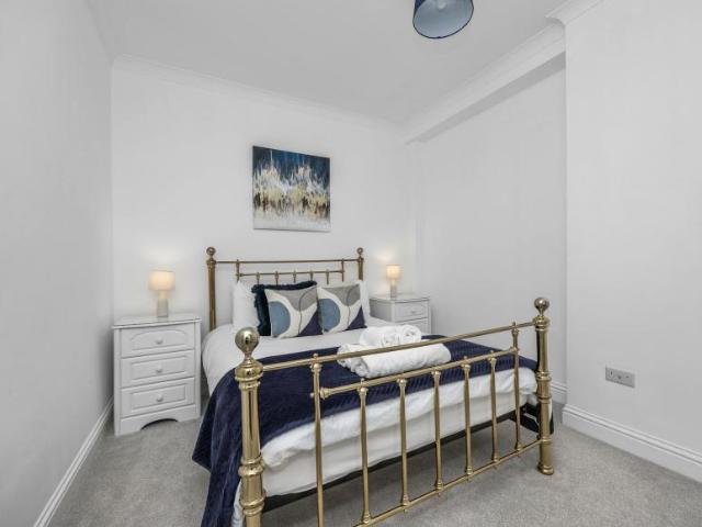2 Bedroom Apartment Brighton Brighton LS81582399