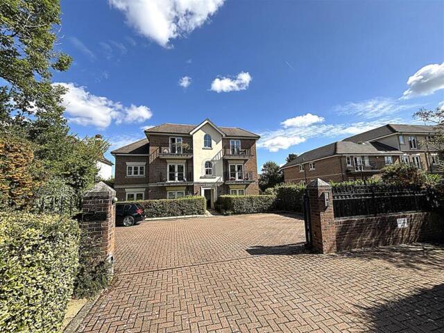 2 Bedroom Apartment Bromley Great London LS98718572